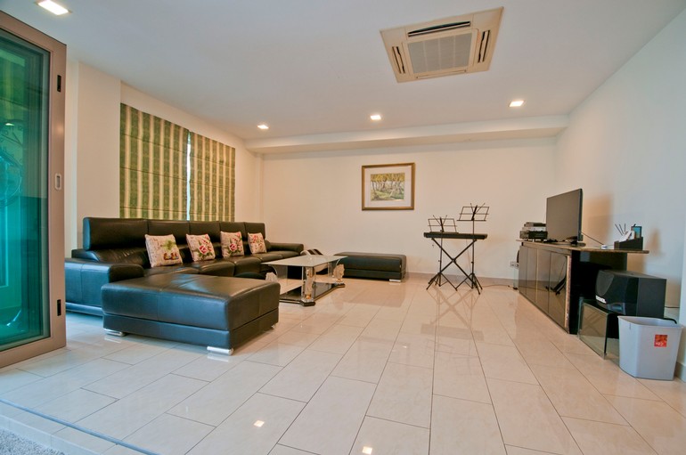 Landed Property for Sale - Chiltern Drive Bungalow (Braddel Heights)